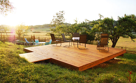 16 Freestanding or Built-In Deck Bench Ideas